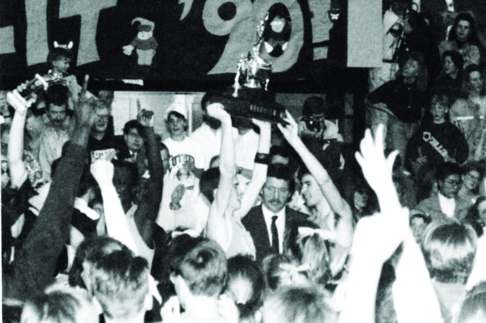 ‘A whole rush of memories:’ Luther Lions look back at 1990 LIT title ...